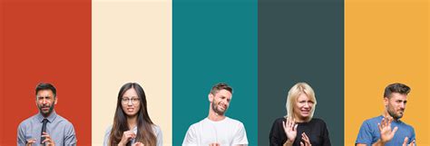 화려한 줄무늬를 통해 다른 민족 학술 젊은 사람들의 콜라주 고립 된 배경 혐오 표현 불쾌 하 고 혐오 얼굴을 하 고 두려워 혐오 반응 때문에 손을 올려 성가신 개념입니다