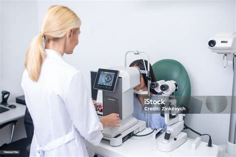 환자를 검사하는 동안 현대 장비를 사용하여 안과 의사의 닫기 건강관리와 의술에 대한 스톡 사진 및 기타 이미지 건강관리와