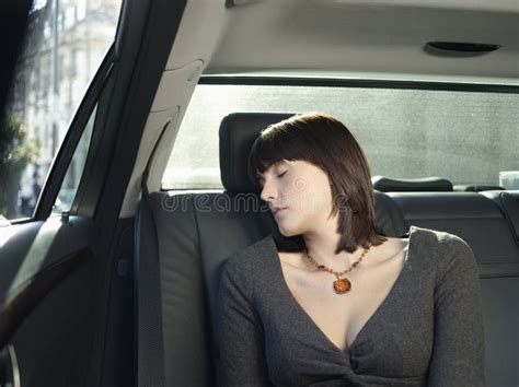 Женщина спать в заднем сиденье автомобиля Стоковое Изображение изображение насчитывающей