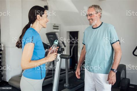 성숙한 남자와 중간 성인 여자 준비 용 훈련 에 그만큼 체육관 40 44세에 대한 스톡 사진 및 기타 이미지 40 44세 60 64세 개선 Istock