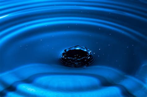 매크로 물방울 블루 스플래시 물방울 유리 방울 스플래쉬 스프레이 물에서 추상적 인 모양의 둥근 물방울 빗방울에 대한 스톡 사진