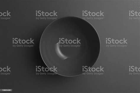 클래식 블루 배경에 빈 세라믹 블루 라운드 플레이트 맨 위 보기입니다 플랫 레이 공간을 복사합니다 최소한의 창조적 인 개념