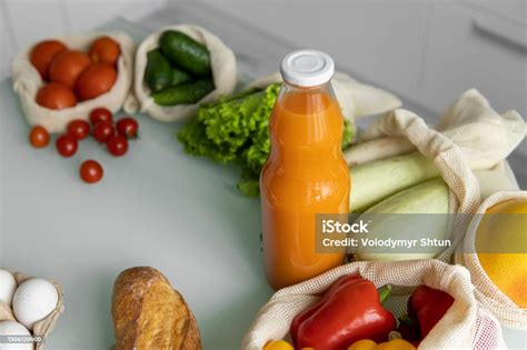 야채 과일 계란을 재사용 가능한 에코 코튼 백에 테이블에 제로 폐기물 쇼핑 개념 플라스틱 무료 항목 다용도 재사용 재활용 토마토 후추 빵을 곁들인 친환경 캔버스 식료품 가방