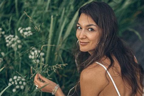 Viral Bule Foto Telanjang Di Pohon Keramat Di Bali Netizen Tuntut