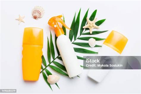 자외선 차단제 스프레이 병 태양 보호 크림과 색상 배경에 열대 녹색 잎이있는 바다 껍질이있는 병 상단 전망 차일에 대한 스톡 사진 및 기타 이미지 Istock