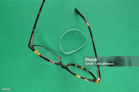 녹색 배경에 손상된 렌즈가 있는 오래된 깨진 안경 시력이 좋지 않습니다 재사용 및 수리 개념 건강에 대한 생각 고장 광학 안경