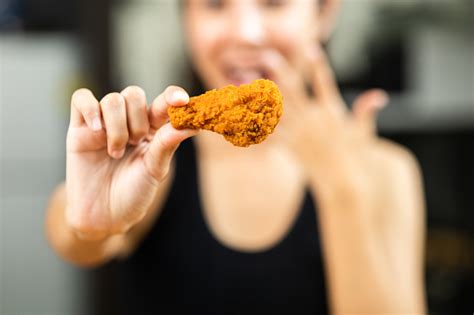 스포츠웨어 프라이드 치킨 정크 푸드의 아름다운 여성 고칼로리 음식과 건강 위험 프라이드 치킨을 먹는 배고픈 젊은 여성 가정 생활에 대한 스톡 사진 및 기타 이미지 Istock