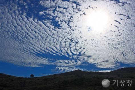 대한민국 기상청 Korea Meteorological Administration 생활속기상과학 가을 하늘이 다른 계절에 비해 더 높고 푸른 이유가 무엇일까요