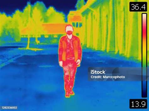 거리에서 야외에서 걷고 바이러스 오염을 방지하기 위해 얼굴에 보호 호흡 마스크를 착용하는 남자의 열 화상 적외선 이미지에 대한 스톡 사진 및 기타 이미지 Istock