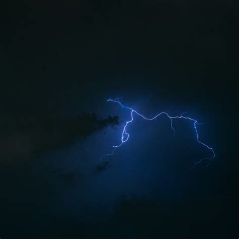 A Lightning Bolt Hitting Through The Night Sky Photo Free Esteio
