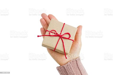 흰색 배경에 고립 된 빨간 활과 크래프트 종이에 싸여 선물 상자를 들고 여자 손 선물에 대한 스톡 사진 및 기타 이미지 선물 공휴일 기념일 Istock