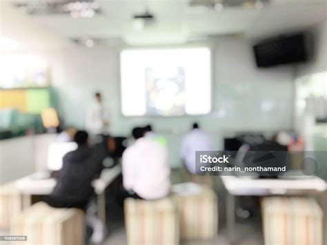 학생의 흐린된 이미지 학습 하 고 연구와 학교에서 컴퓨터 룸에서 워크샵에 대 한 교실에서 함께 컴퓨터 랩 및 강의 사용 하는 책상에 앉아 있다 교육 또는 훈련 개념 가정의