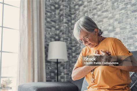 화가 스트레스 성숙한 중년 여성 심장 마비를 가진 가슴을 만지는 고통을 느끼는 슬픈 걱정 노인 은 가정에서 심적 고통 경색 또는 여성 심장 질환 개념에서 고통 가슴통증에