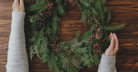 소박한 크리스마스 화환 플랫 누워 꽃집은 열매 소나무 콘 자연 축제 장식이 있는 소박한 나무 테이블에 녹색 전나무 가지를 들고 있습니다 계절 겨울 워크샵 휴일 강림