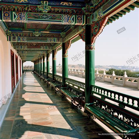 Ai创作图天坛古建长廊 琉璃顶长廊 复古长廊彩绘长廊 中式宫殿阳台走廊 中式长廊雕梁画栋 苏式彩画回廊游廊 公园古建长廊 颐和园连廊 古典建筑长廊廊道 古建筑彩绘走廊 古典长廊古建筑 公园长廊