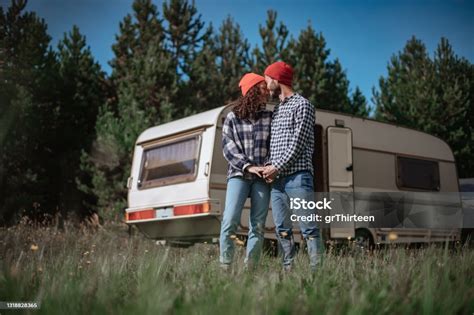 로맨틱 한 부부는 트레일러 집 근처에서 함께 시간을 보내고 모터 홈과 함께 여행 2명에 대한 스톡 사진 및 기타 이미지 2명 남자 데이트 Istock
