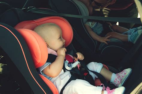 차에 아이 좌석에 쌍둥이 소년과 소녀 아기를위한 안전 교통 1 명까지 어린이 2명에 대한 스톡 사진 및 기타 이미지 2명 가족 거리 Istock