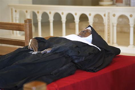 Calling It A ‘missouri Miracle Pilgrims Flock To See Nuns Preserved Body The Tablet