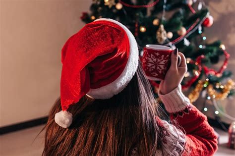 크리스마스 트리 옆에 앉아 산타의 모자를 착용 하 고 포옹 사랑에 커플 밤에 집에서 새 해를 축 하 12월 31일에 대한 스톡 사진 및 기타 이미지 Istock