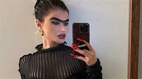 Σοφία Χατζηπαντελή Ποζάρει φορώντας μόνο τα σκουλαρίκια της και «ρίχνει το Instagram News