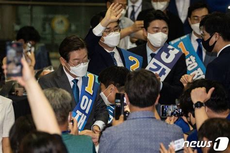 대구·경북 합동연설회 들어서는 민주당 당대표 후보자들 네이트 뉴스