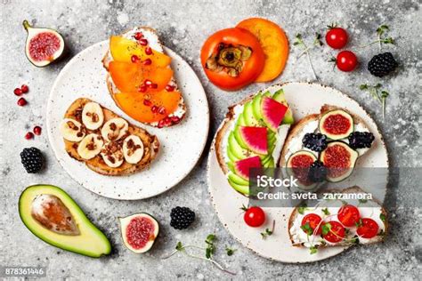 건강 한 아침 식사 토스트 아보카도 땅콩 버터 바나나 초콜릿 그 라 놀라 크림 치즈 무화과 검은 딸기 감 석류 Chia의 종자