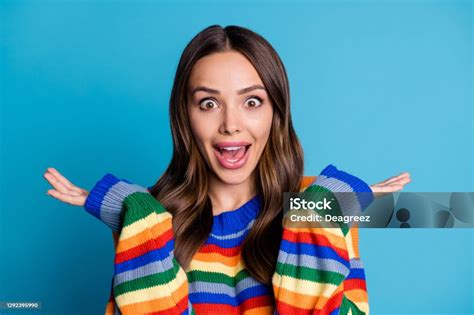 놀라운 미친 소녀의 초상화 감동 멋진 참신한 비명 착용 좋은 모습 분위기 풀오버 고립 된 블루 컬러 배경 갈색 머리에 대한 스톡 사진 및 기타 이미지 Istock