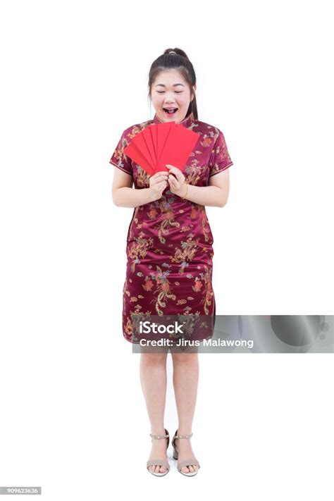 전통적인 중국 긴 복장 Cheongsam 검은 머리에 아시아 여자의 전신 초상화 빨간 돈으로 멋진 미소 봉투 손에 동안에 중국 새 해 축제 축 하 절연 귀여운에 대한 스톡