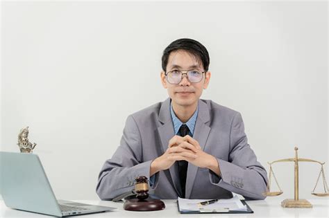 현대 사무실에서 법률 전략을 고민하는 아시아 남성 변호사 조언 판사 법률 고문 정의 변호사 계약 개발에 대한 스톡 사진 및 기타 이미지 Istock