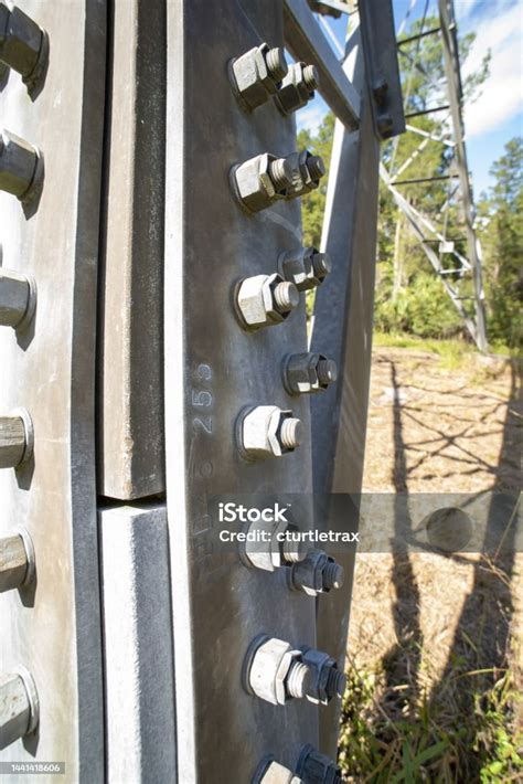전기 철탑의 바닥에 구성 요소를 함께 고정하는 너트와 볼트의 와이드 클로즈업 샷 0명에 대한 스톡 사진 및 기타 이미지 0명 강철 개체 그룹 Istock