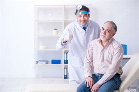 남성 환자 방문 의사 이비인후과 남성 환자 방문 의사 이비인후과 사진 배경 및 무료 다운로드를위한 그림 Pngtree