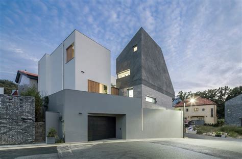 Augmented Reality Architects Wraps House With Courtyards To Create Private Home