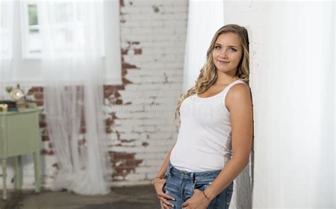 Sexy Junge Blondine Posen In Wei Em Panzeroberteil Und Zerrissenen Jeans Stockbild Bild Von