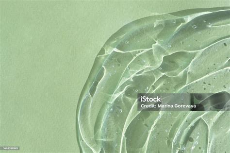 녹색 배경에 얼굴에 히알루 론산이 함유 된 투명한 세럼 젤 산소 거품이있는 화장품의 질감 웰빙과 아름다움 개념 스파 온천에 대한 스톡 사진 및 기타 이미지 Istock