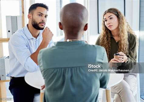 테이블에서 Hr 리더 또는 관리자와의 비즈니스 회의 진지한 토론 또는 B2b 협상 의사 소통 고문 또는 멘토가 문제 해결 아이디어를 위해 팀과 대화 설명 및 계획 18 19