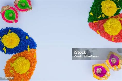 인도 축제 디왈리 디야 오일 램프 다채로운 랑골에 조명 힌두교 전통 해피 디파발리 Goddess Lakshmi에 대한 스톡 사진 및 기타 이미지 Goddess