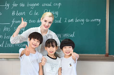 外教老师和学生们点赞手势高清图片下载 正版图片501383590 摄图网