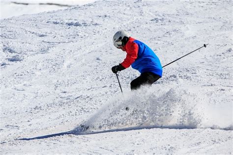 ببینید اسکی بازی که با کفش‌های معمولی به اسکی می‌رود سایت انتخاب