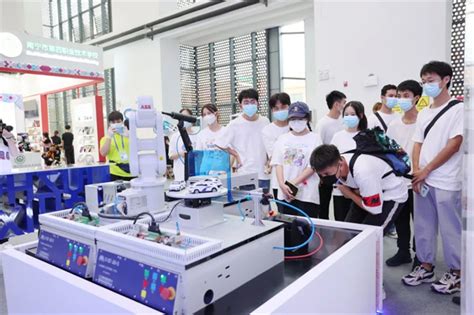 在2021年中国—东盟职业教育联展活动上，学校展位吸引观众目光重大活动广西八桂职教网 有职教的地方就有我们