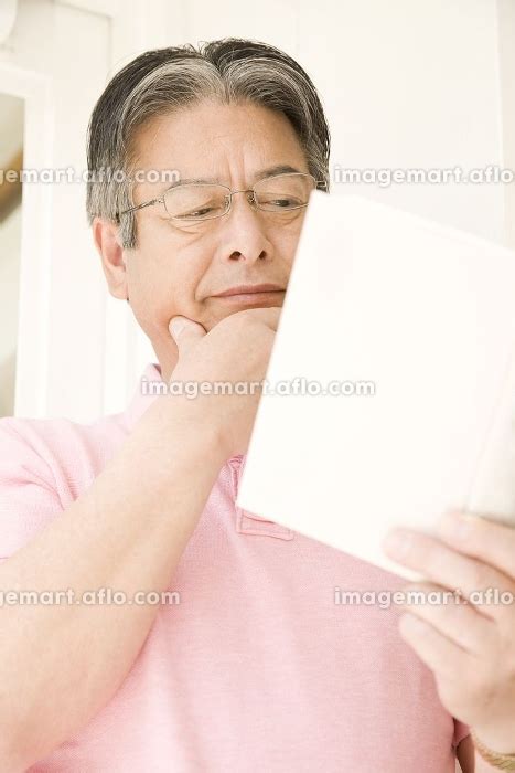 本を読むシニア男性の写真素材 24300932 イメージマート