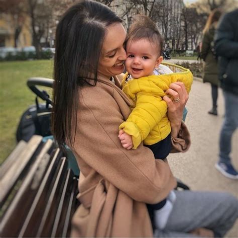 Синът на Луиза Григорова с майка си в театъра по време на репетициите ѝ Мама 24