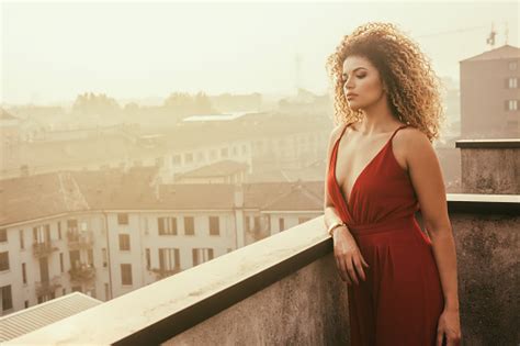 빨간 드레스와 잠겨있는 되 고 도시는 아름 다운 여자 초상화 곱슬 머리에 대한 스톡 사진 및 기타 이미지 곱슬 머리 금발 머리 도시 Istock