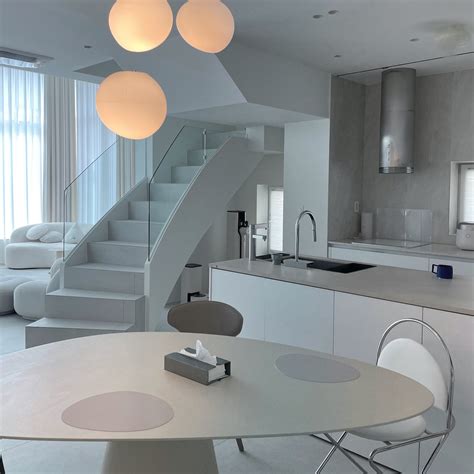 높은 층고에 모던 스타일링으로 완성 주택 로망 실현 라이프스타일 슈퍼앱 오늘의집 높은 층고에 모던 스타일링으로 완성 주택 로망 실현 라이프스타일 슈퍼앱 오늘의집