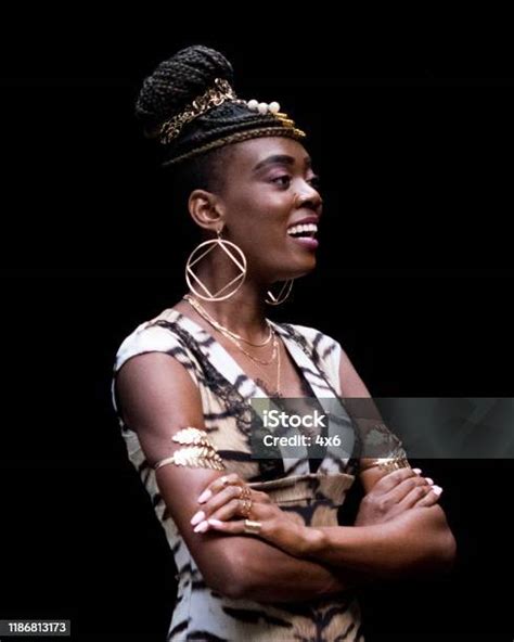 전체 길이 측면 보기 프로필 보기 2029세 성인 아름다운 옥수수 머리띠 흑발 긴 머리 아프리카 민족 아프리카계 미국인 민족 흑인 민족 여성 젊은 여성 앞에 서 있는 검은