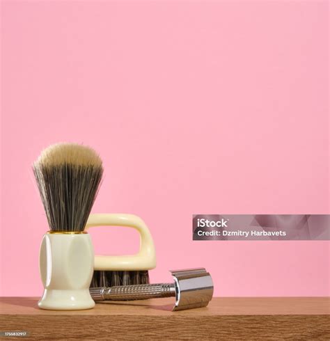 분홍색 배경에 욕실에서 면도 용품 텍스트를 위한 공간을 복사합니다 면도기 면도 거품을 바르는 브러시 0명에 대한 스톡 사진 및 기타 이미지 Istock