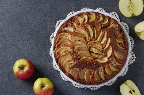 짙은 회색 배경에 흰색 접시에 사과가있는 수제 파이 샬롯 톱 뷰 0명에 대한 스톡 사진 및 기타 이미지 0명 갈색 건강한 생활방식 Istock