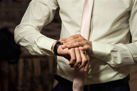 사업가 시계 의류 사업가 그의 손목 시계에 시간을 확인 남자의 손 시계 사람의 손 신랑 준비 작업에 대 한 반면에 시계를 퍼 팅의 수수료에 시계 시계 시계 시간 남자의