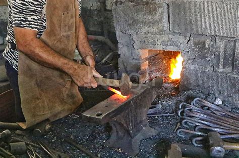 بالصور الحداد كامل مهدي الحداد الذي يعمل في هذه المهنه من اكثر من 30