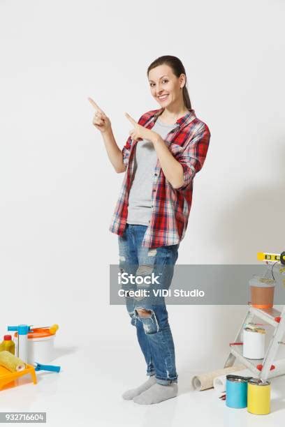 전체 길이 캐주얼 옷 홈 흰색 배경에 고립 된 재건축 아파트에 대 한 기기 근처에 서 있는 여자의 초상화 배경 화면 접착 페인팅 도구에 대 한 액세서리입니다 수리 개념입니다