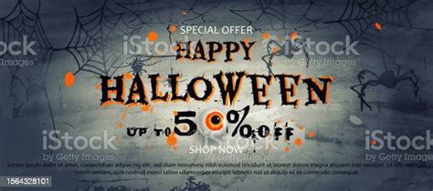 만화 스타일의 할로윈 개념입니다 거미가 있는 추상적인 어두운 콘크리트 배경에 할인이 있는 축하 텍스트 응용 프로그램에 대한